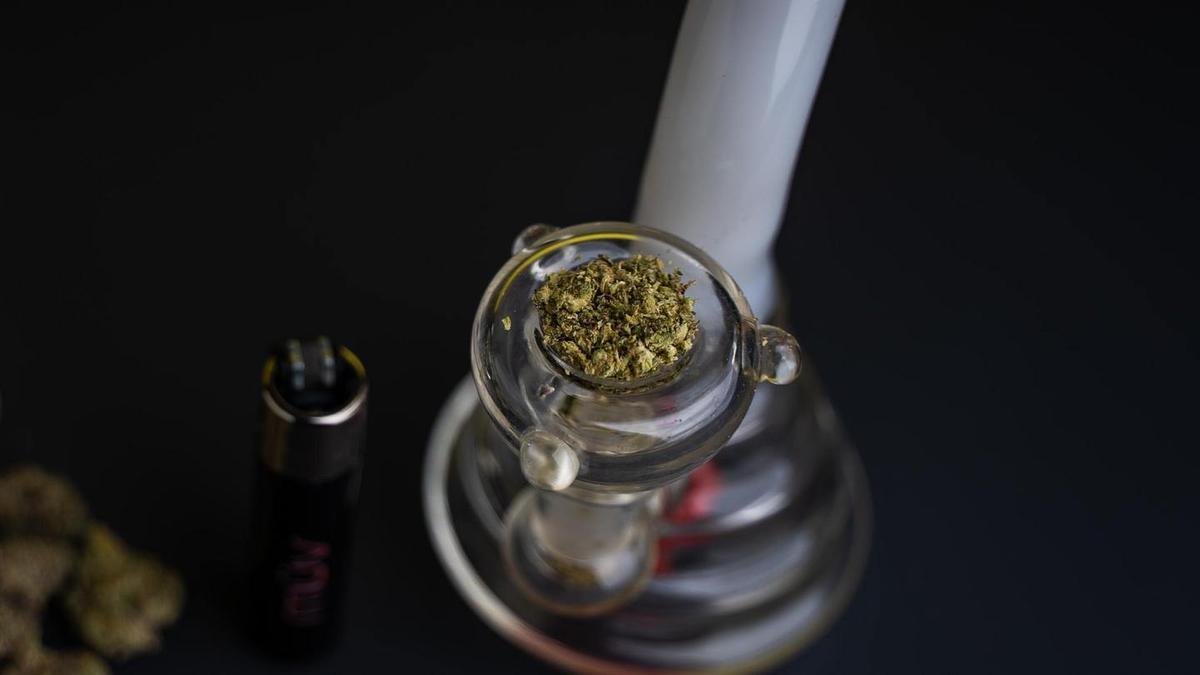 How to Smoke a Bowl: A Step-by-Step Guide w/ Tips | MÜV